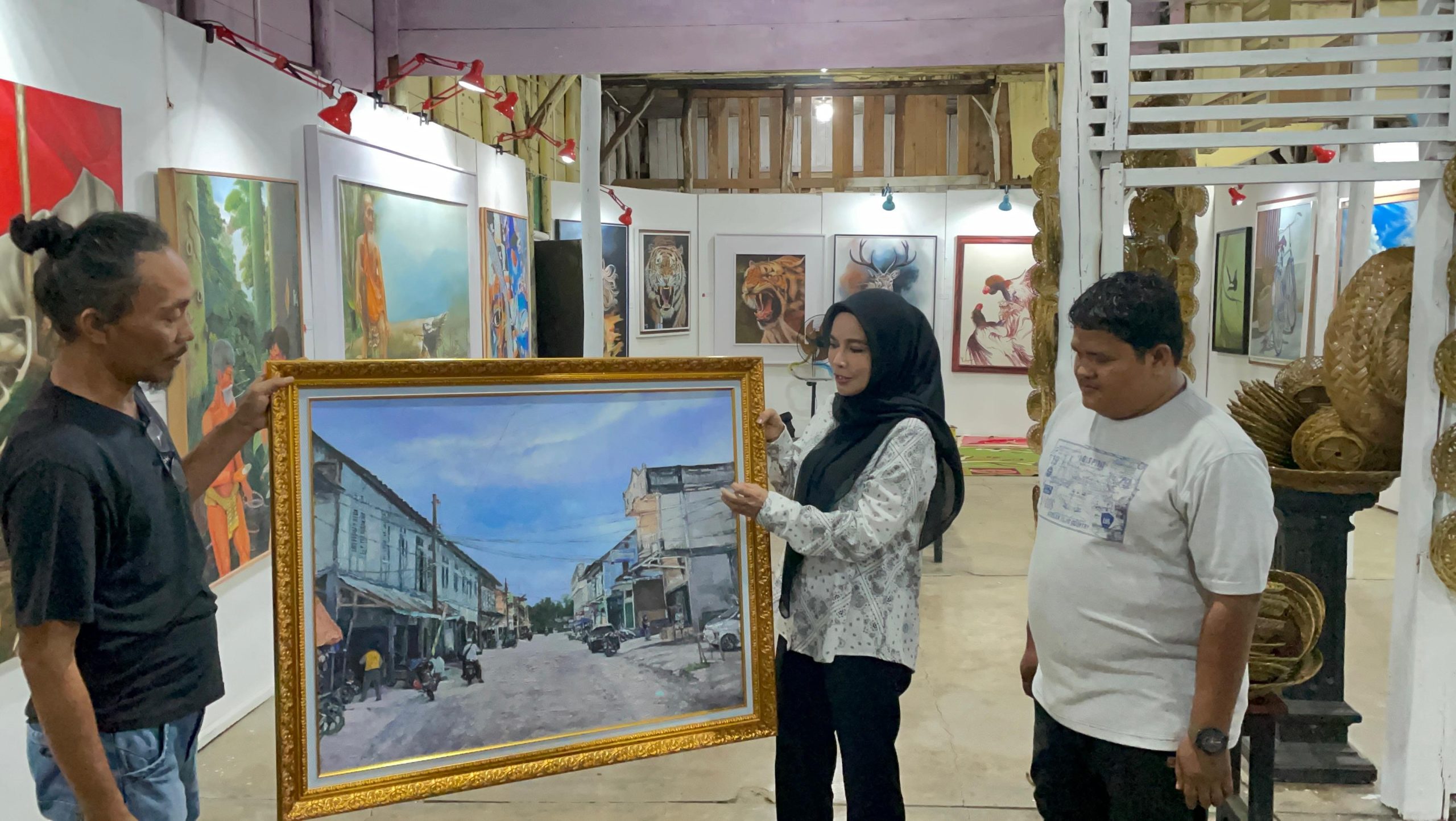 Anggota DPRD Provinsi Jambi Hj. Eka Madjid Muaz, S.E., M.H. Apresiasi Seni Budaya di Pameran ...